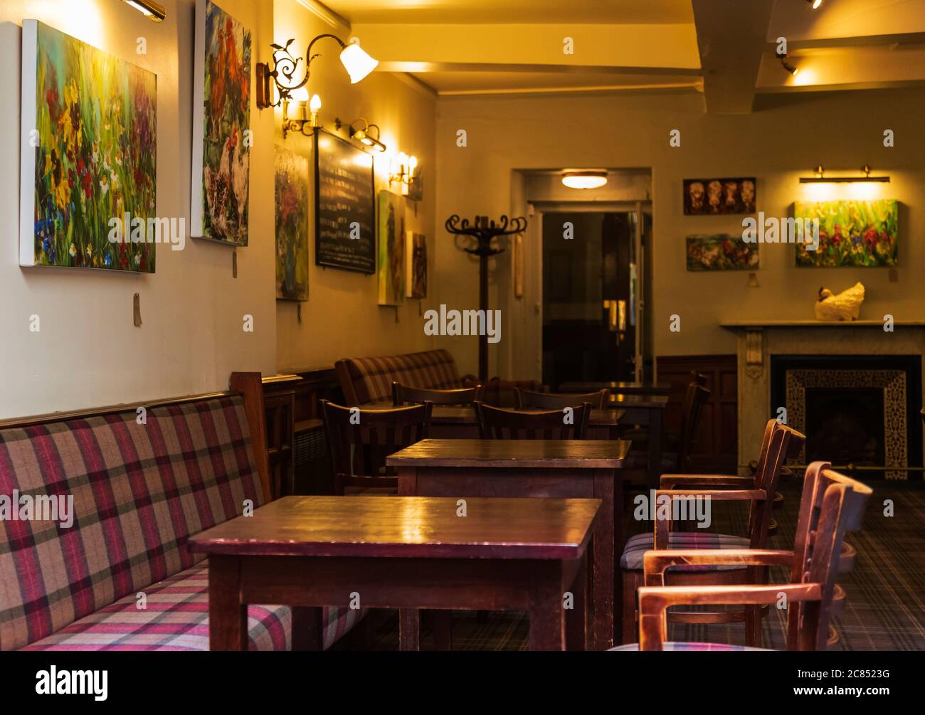 Dimly lit empty room hi-res stock photography and images - Alamy