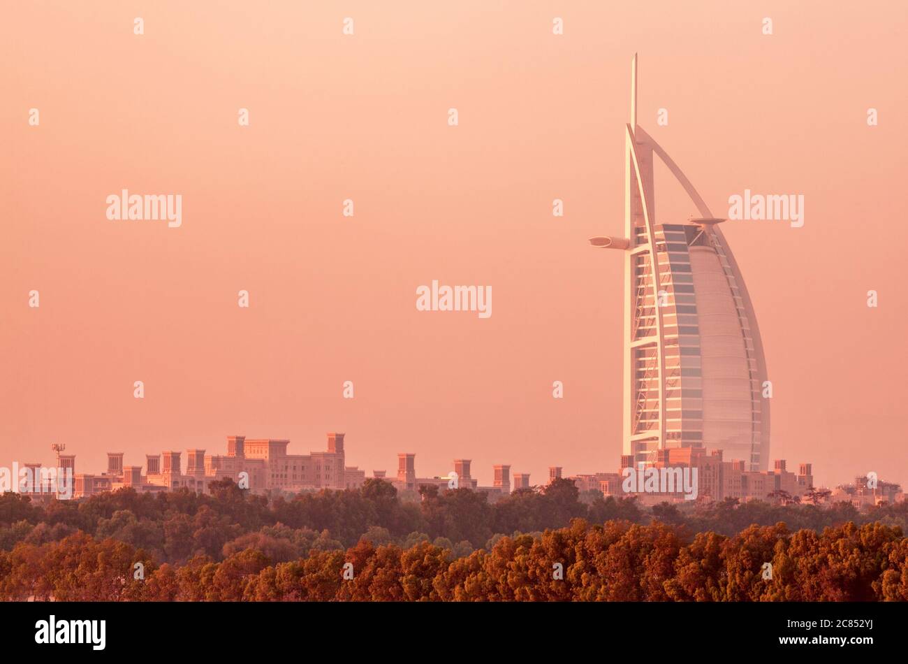 Pink building dubai hi-res stock photography and images - Alamy