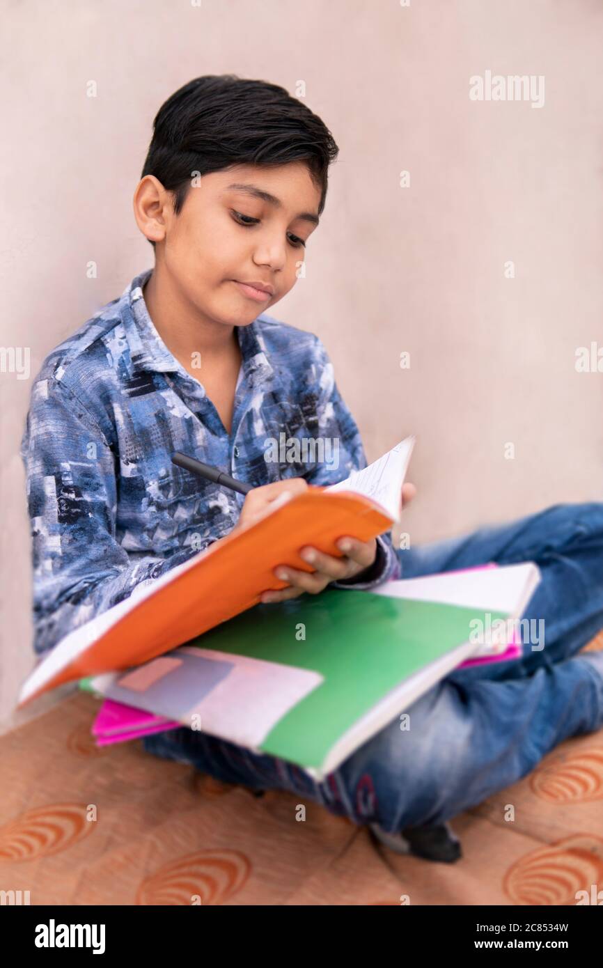 Indian children studying hi-res stock photography and images - Alamy
