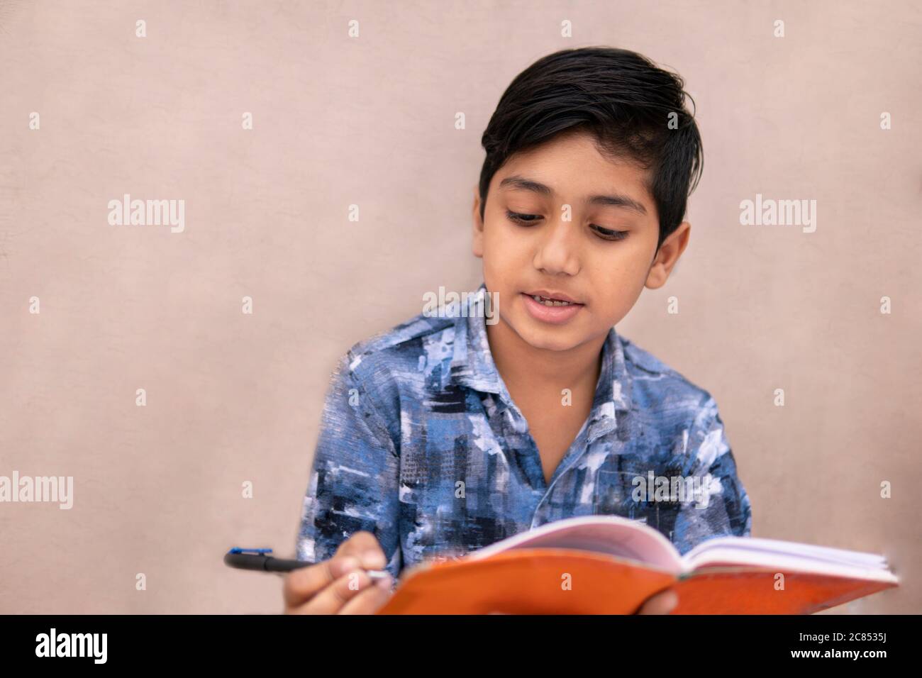 Indian children writing hi-res stock photography and images - Alamy