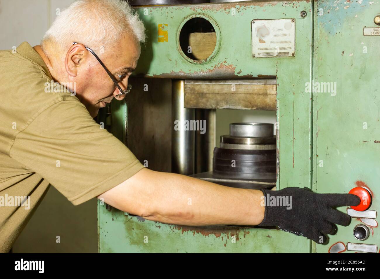 Mechanic working on lathe machine hi-res stock photography and images ...