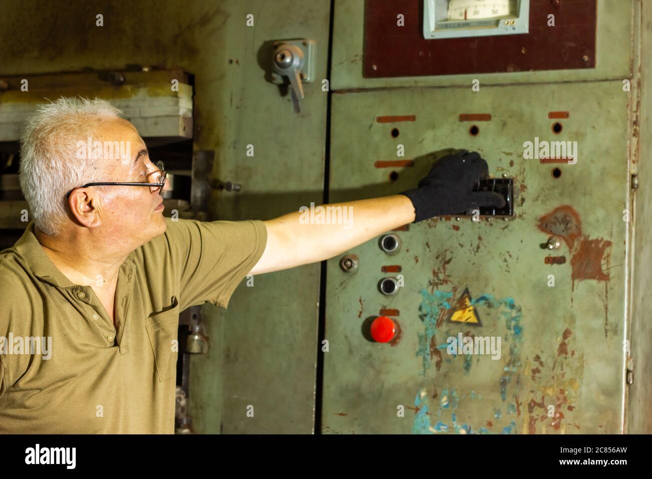 Elderly engineer in manufacturing hi-res stock photography and images ...