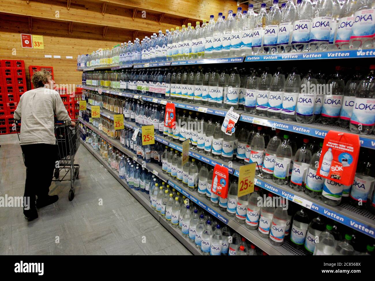 Sale of mineral water and bottled water in a grocery store. Photo Jeppe ...