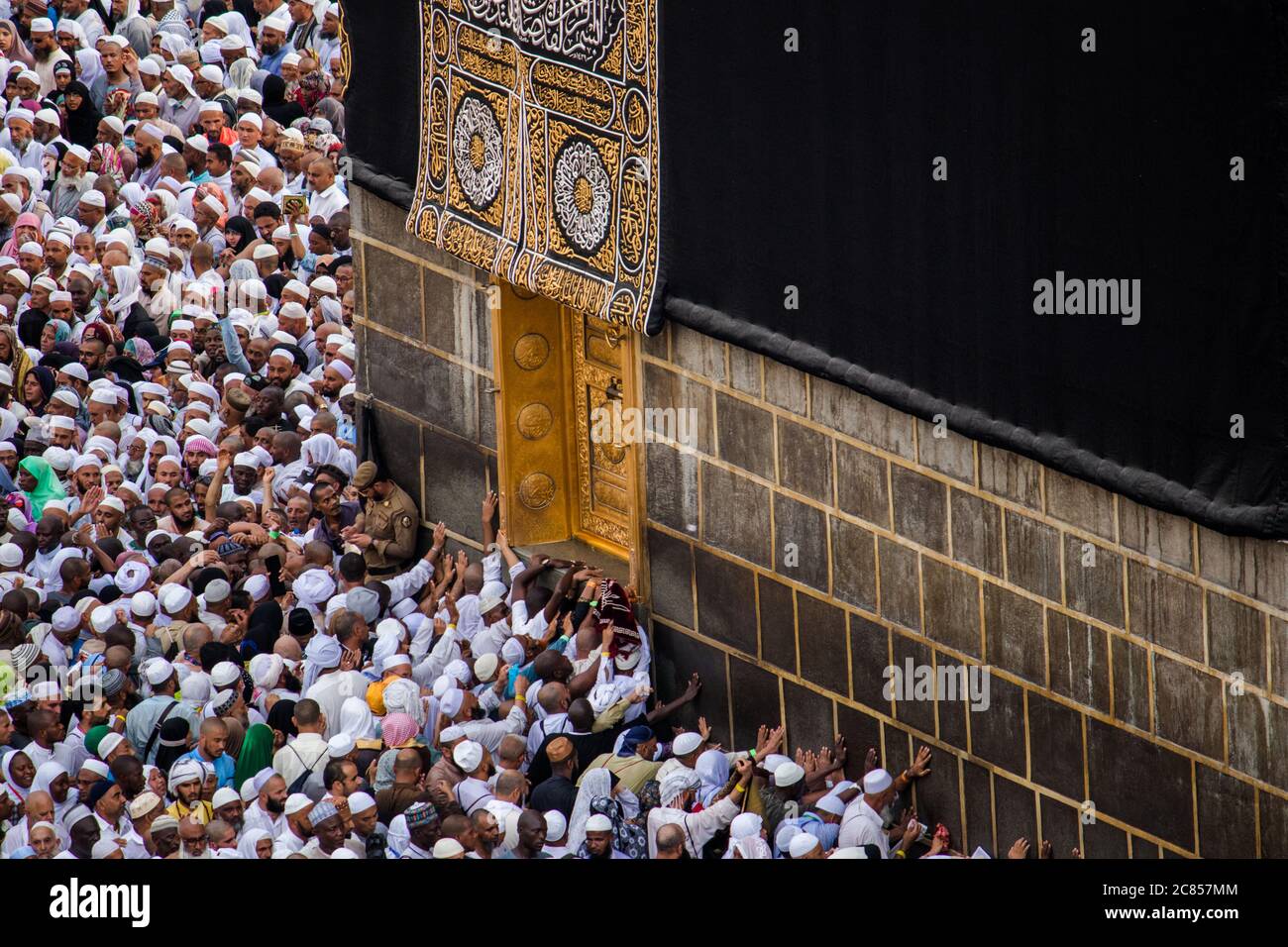 Crowd of people trying to touch the Doors of Holy Kaaba in Masjid Al ...