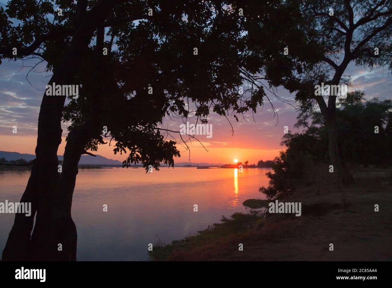 Colorful Mana Pools sunrise view on the Zambezi River from Nyamepi ...