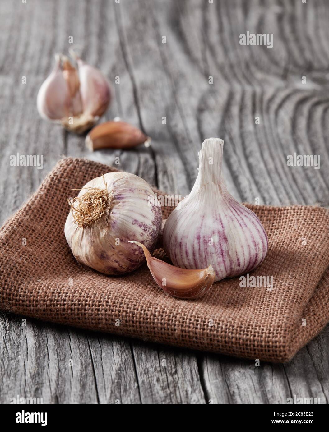Garlic cloves and garlic bulb Stock Photo - Alamy
