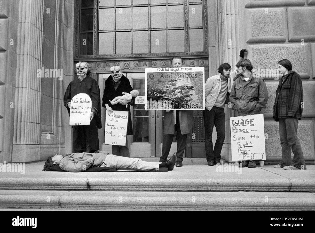 Vietnam war protest washington hippies hi-res stock photography and ...