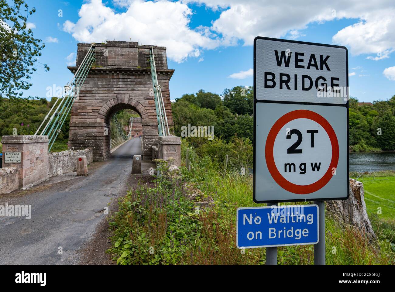 Warning cables cross here sign hi-res stock photography and images - Alamy
