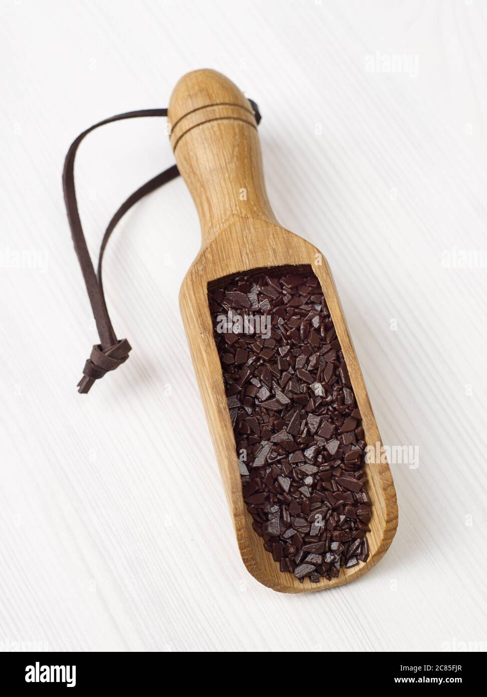 Chocolate chips scoop on wood Stock Photo - Alamy