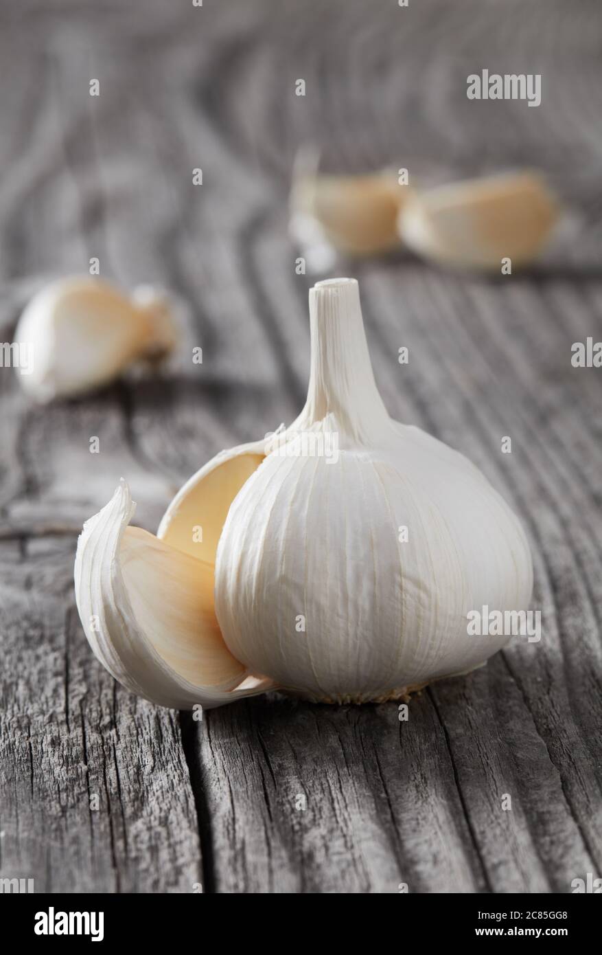 Garlic cloves and garlic bulb Stock Photo - Alamy