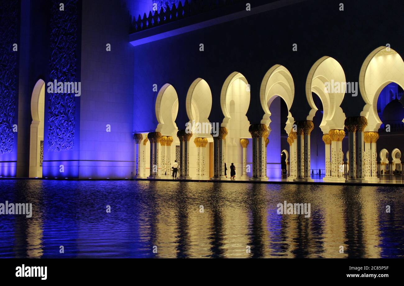 Sheikh Zayed Mosque, Abu Dhabi, UAE. Beautiful night view Stock Photo ...