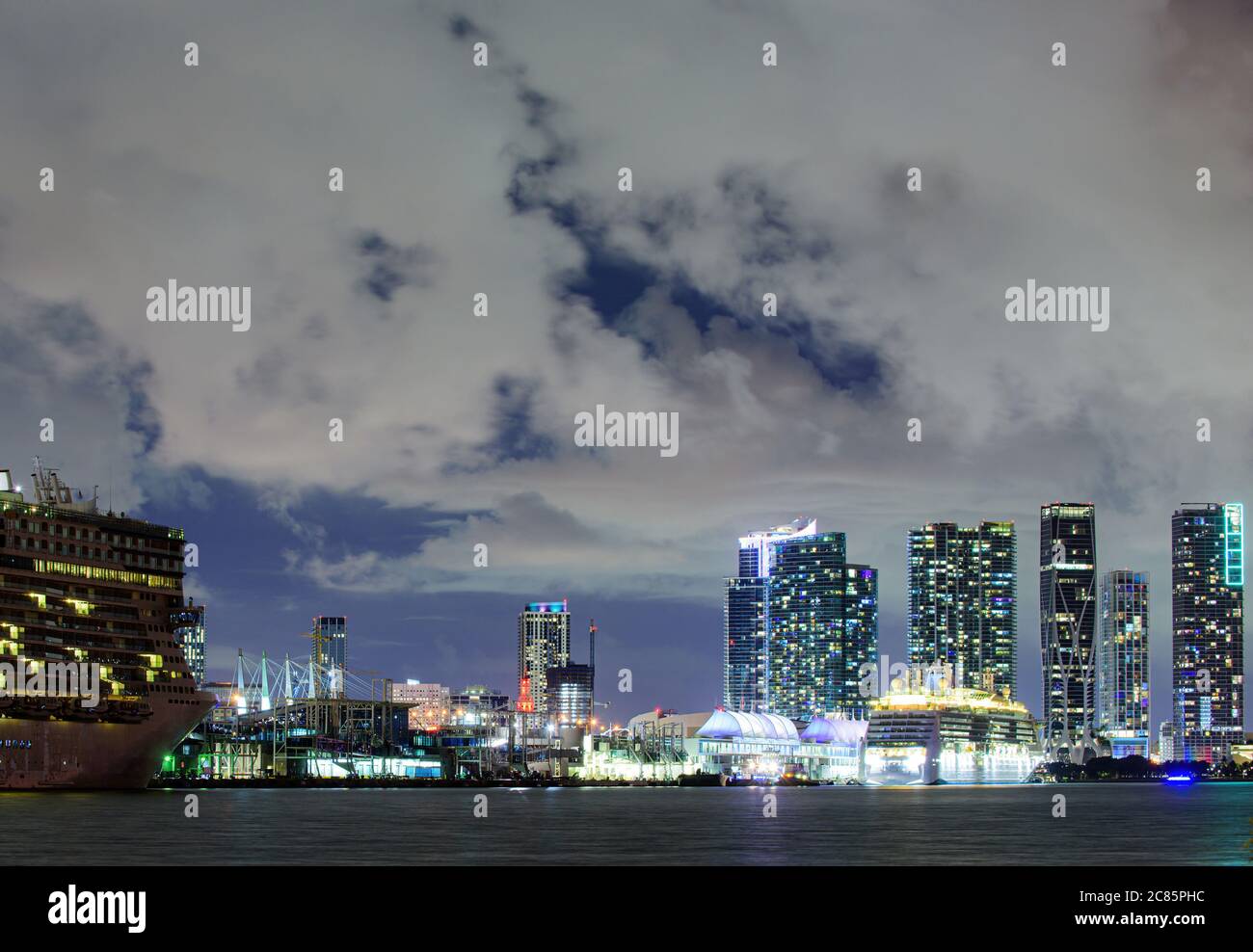 Night view of cruise liners near Miami Port. Miami downtown. Cruise ...