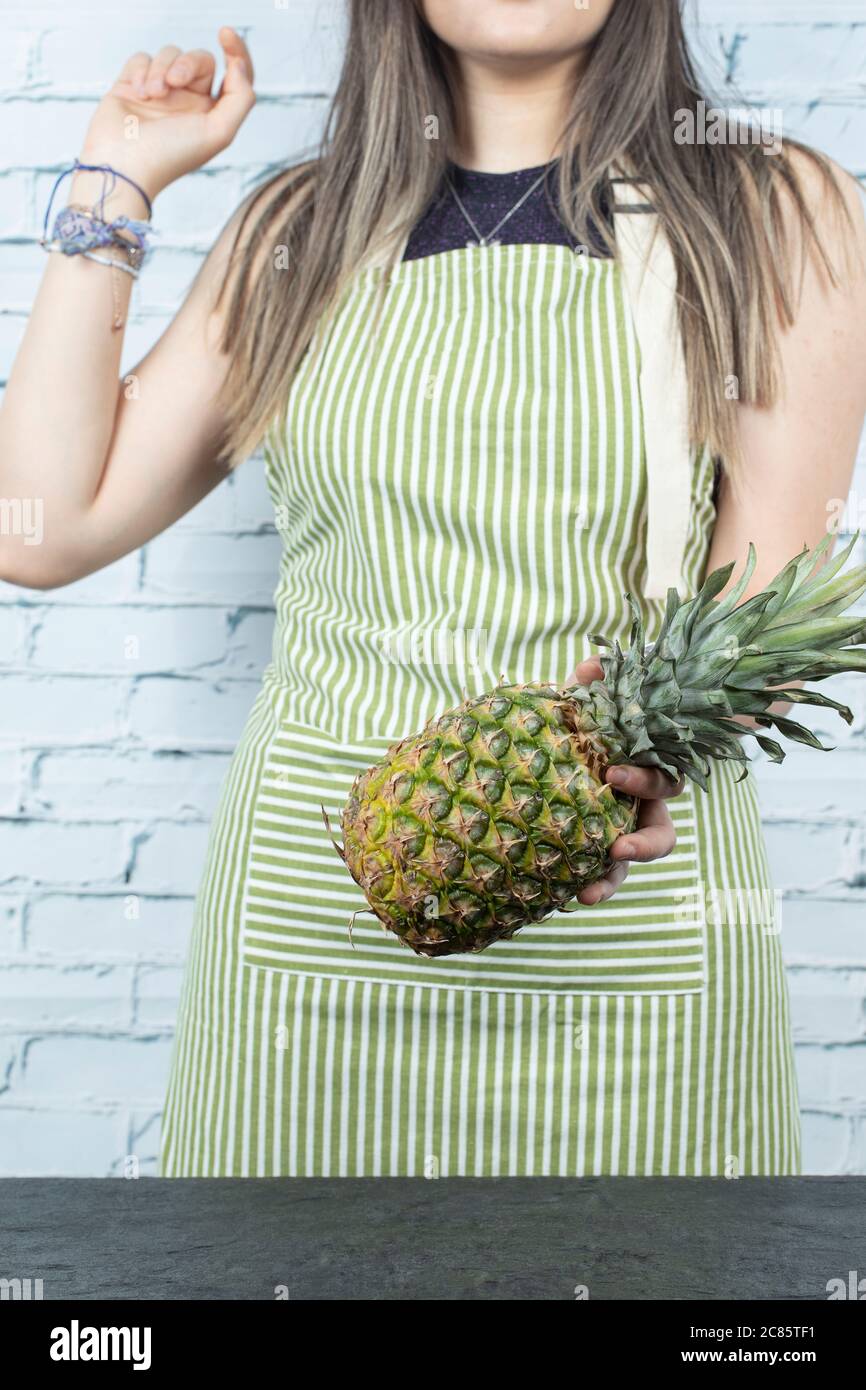 Holding a pineapple hi-res stock photography and images - Alamy