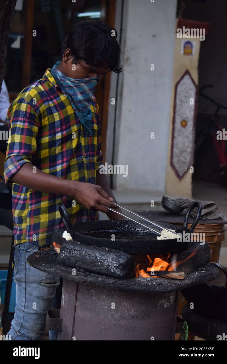 Indian man cooking street food hi-res stock photography and images - Alamy