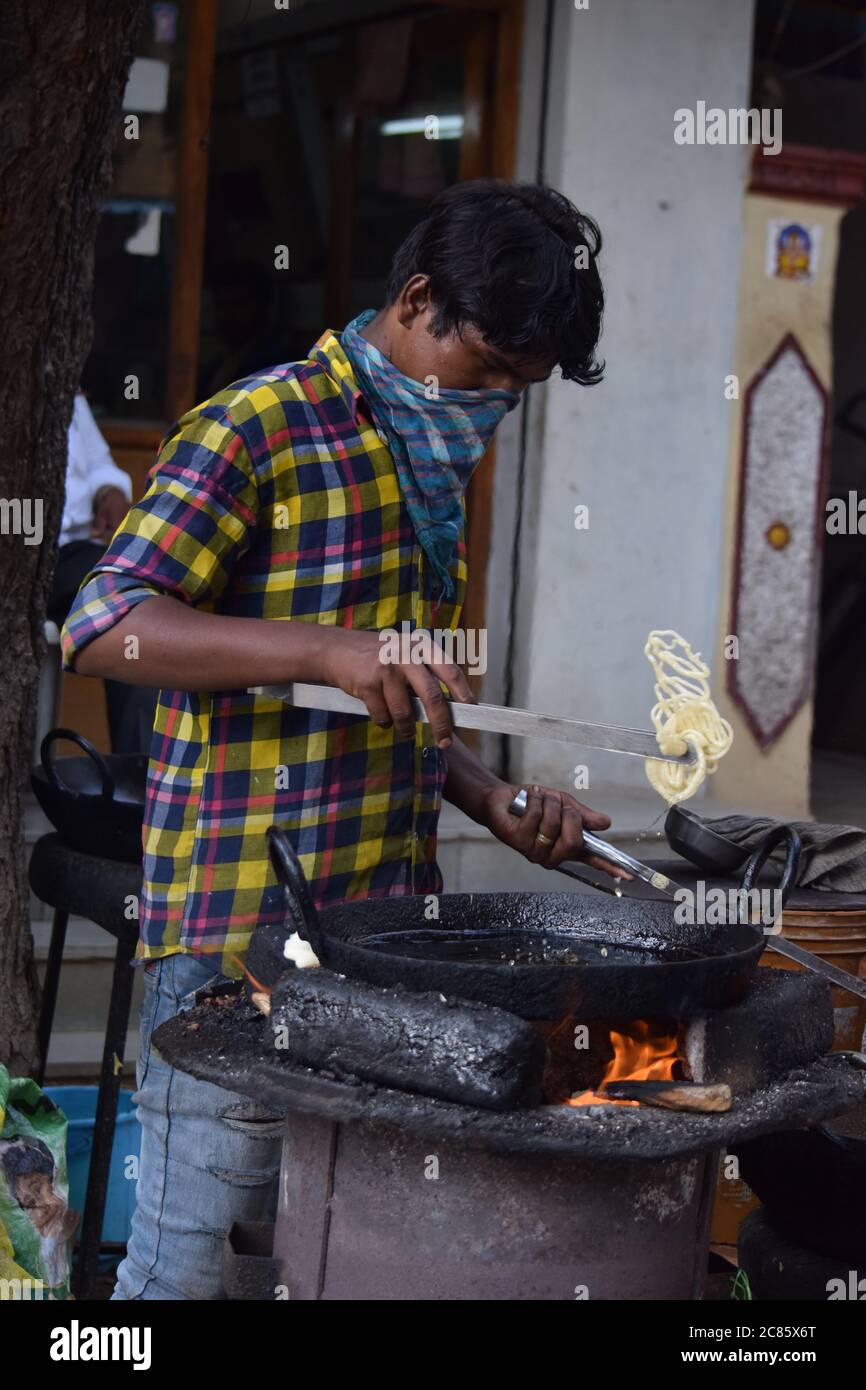 Indian man cooking street food hi-res stock photography and images - Alamy