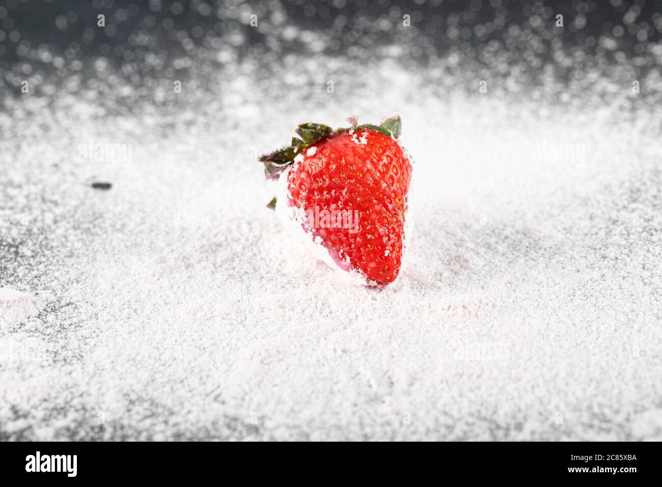 Single stawberry hi-res stock photography and images - Alamy