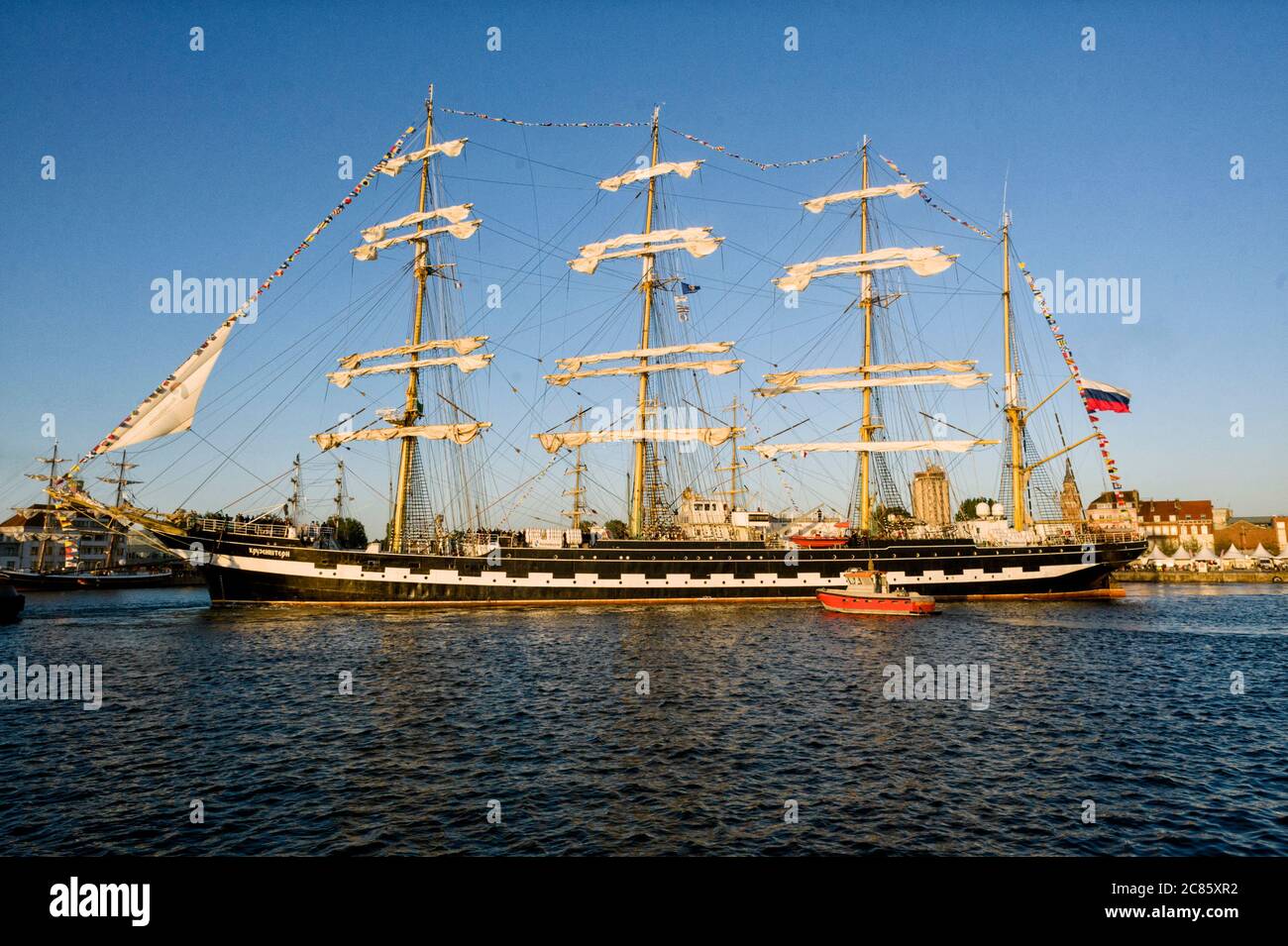 Russian sailing ship hi-res stock photography and images - Alamy