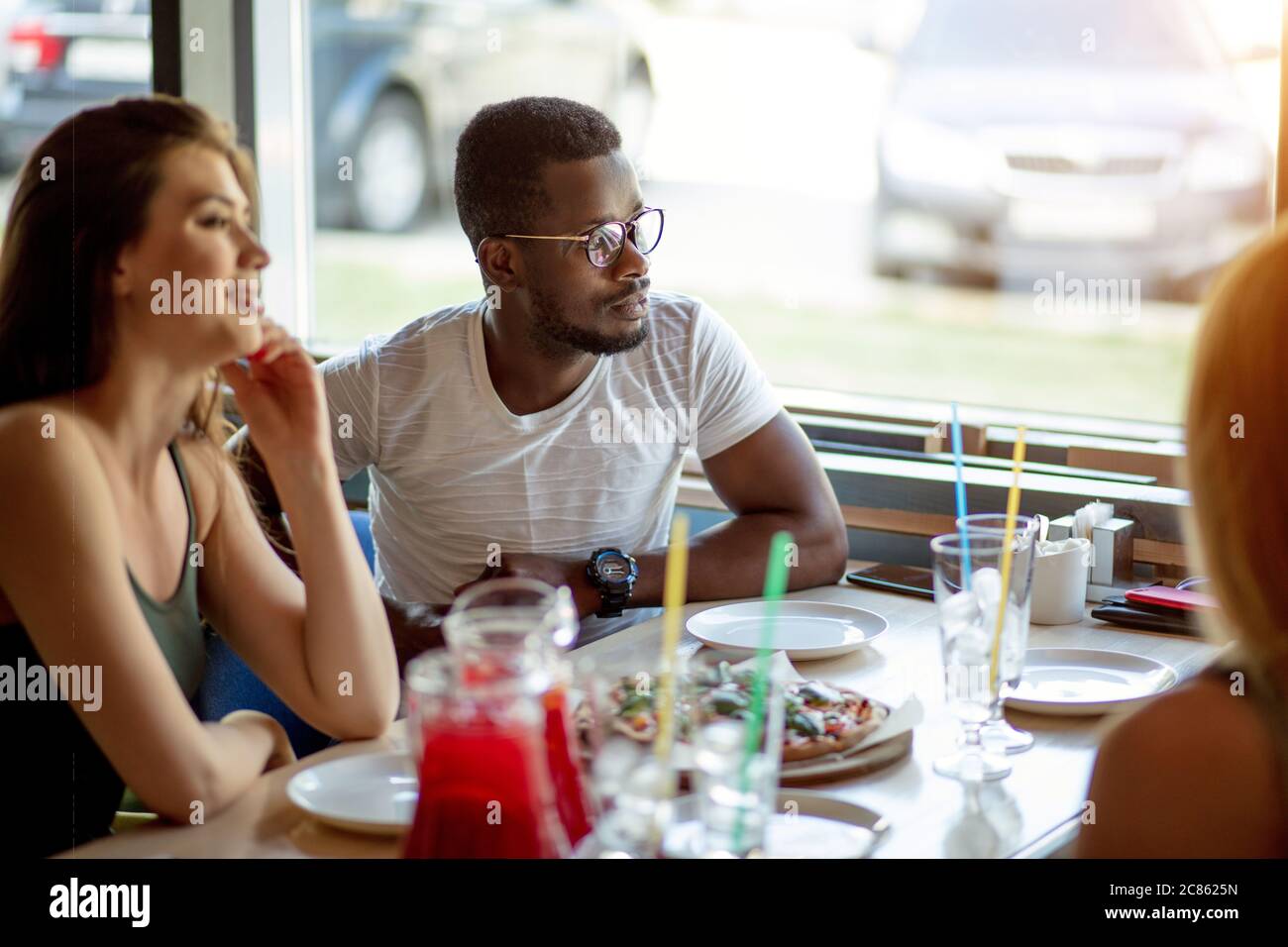 Diverse group of students eating lunch hi-res stock photography and ...