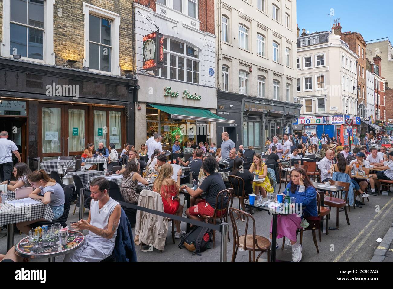 Outside dining hi-res stock photography and images - Alamy