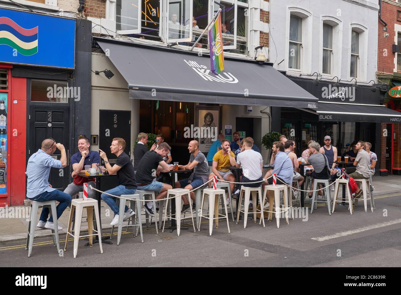 Dining and drinking hi-res stock photography and images - Alamy