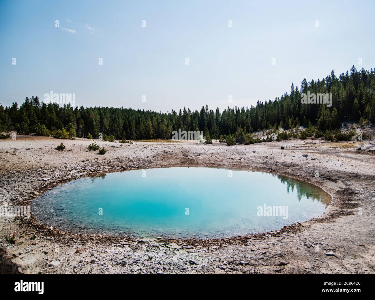 Geothermal pool in Yellowstone National park, Wyoming Stock Photo - Alamy