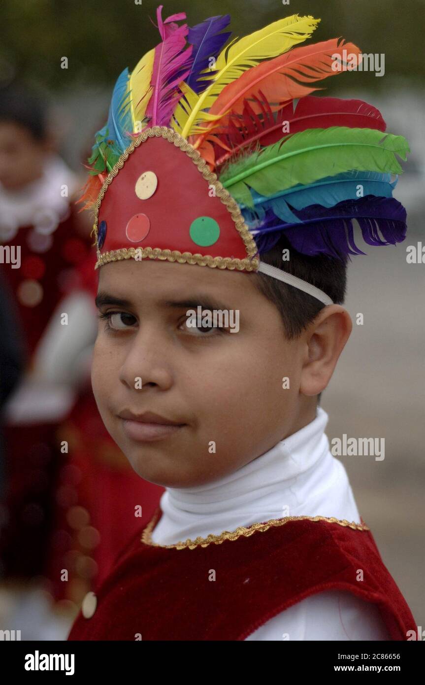 Dancers in traditional aztec costume hi-res stock photography and ...