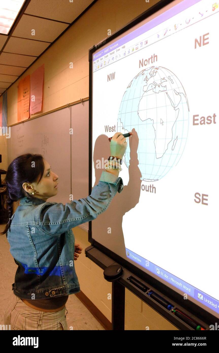 Interactive whiteboard classroom hi-res stock photography and images ...