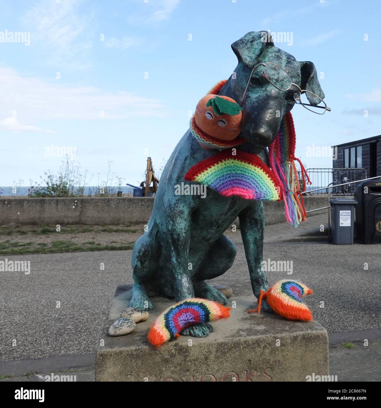 Snooks the dog bronze statue aldeburgh hi-res stock photography and ...