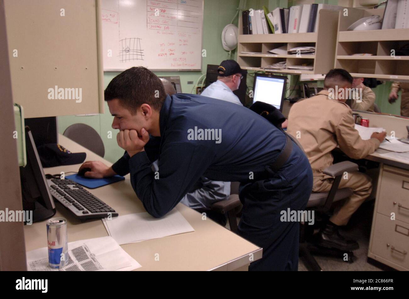 Amphibious transport dock ship hi-res stock photography and images - Alamy