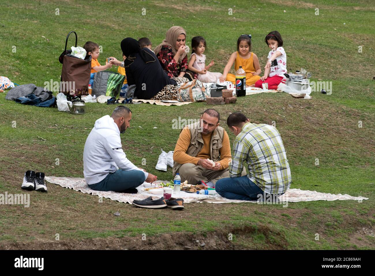 Kurdish family friends having a picnic Carding Mill Valley, Shropshire ...