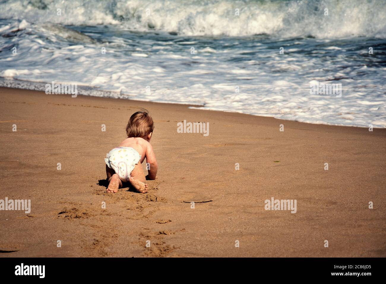 Baby crawling on beach hi-res stock photography and images - Alamy