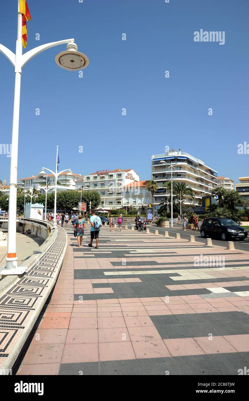 St Raphael. The beach and sea front Stock Photo - Alamy