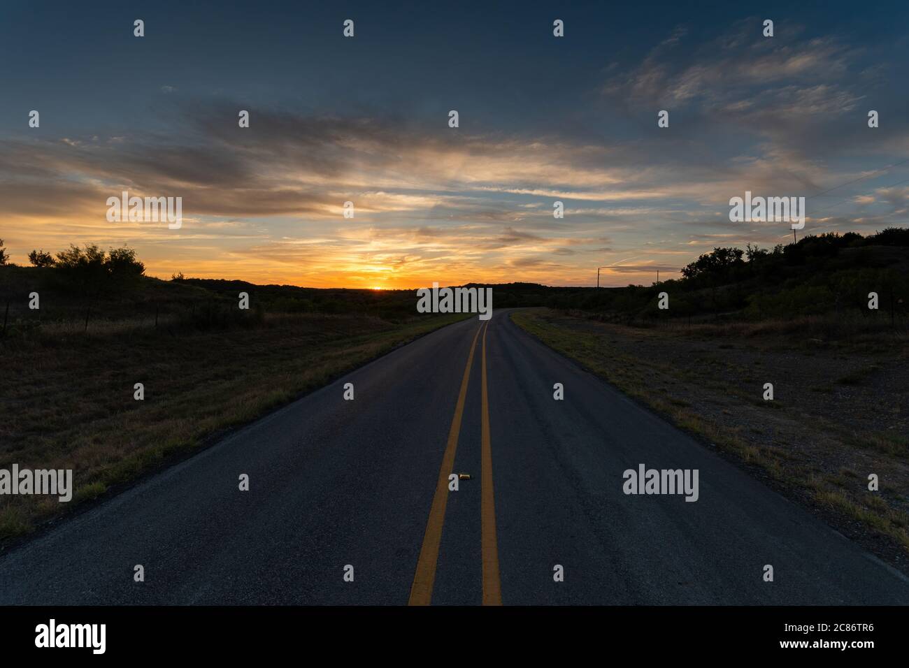 Country path leading horizon hi-res stock photography and images - Alamy