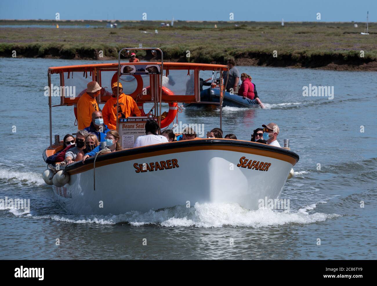 Morston Quay, Norfolk, UK. Beans Seal Trip boat returning to its ...