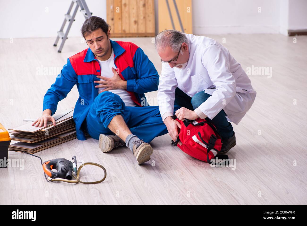 Man bitten snake hi-res stock photography and images - Alamy