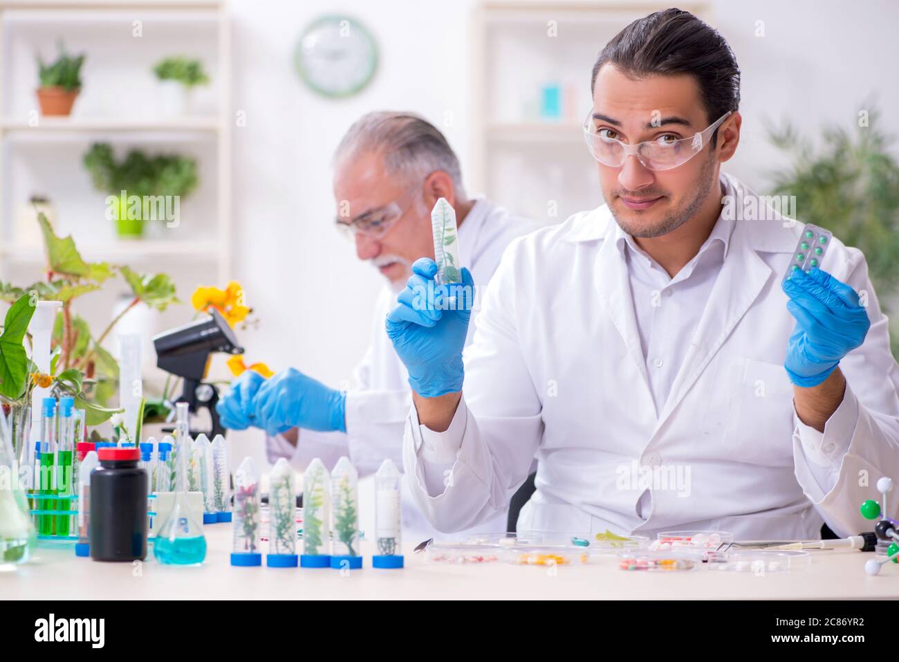 Two chemists working in the laboratory Stock Photo - Alamy