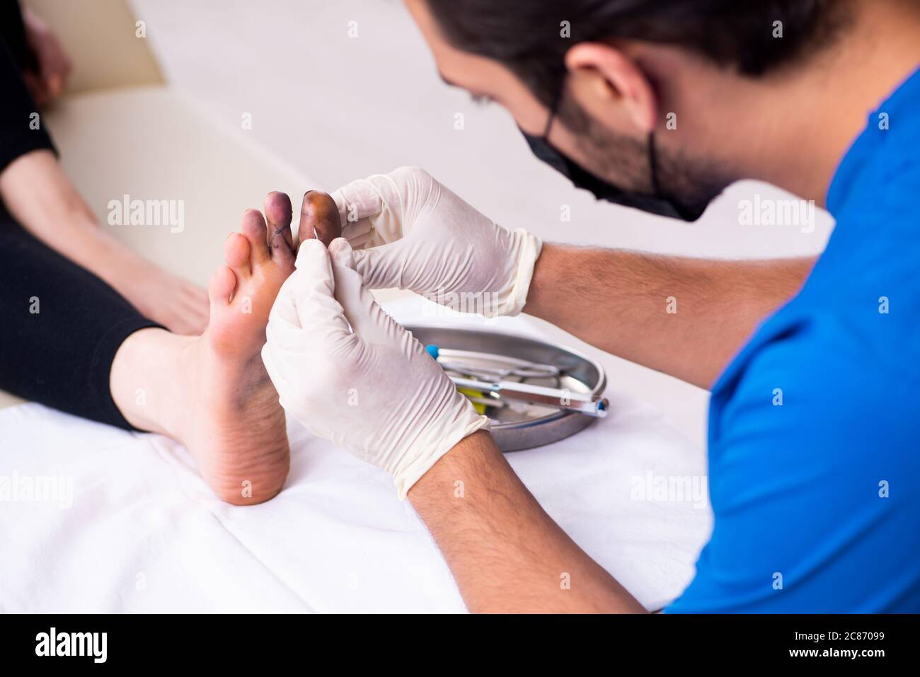 Finger injured woman visiting doctor traumatologist Stock Photo - Alamy