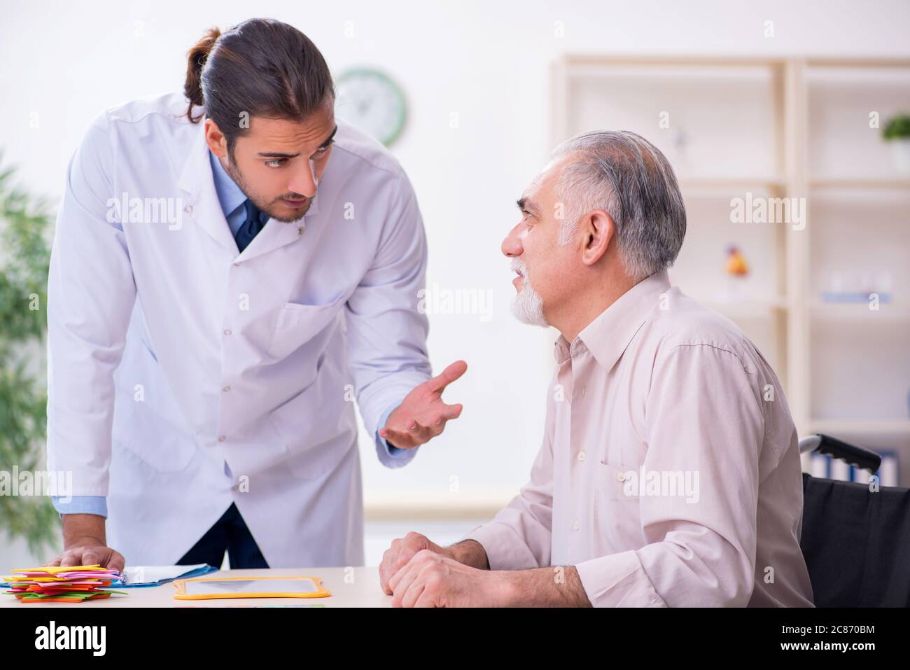 Doctor and patient suffering from the Alzheimer disease Stock Photo - Alamy