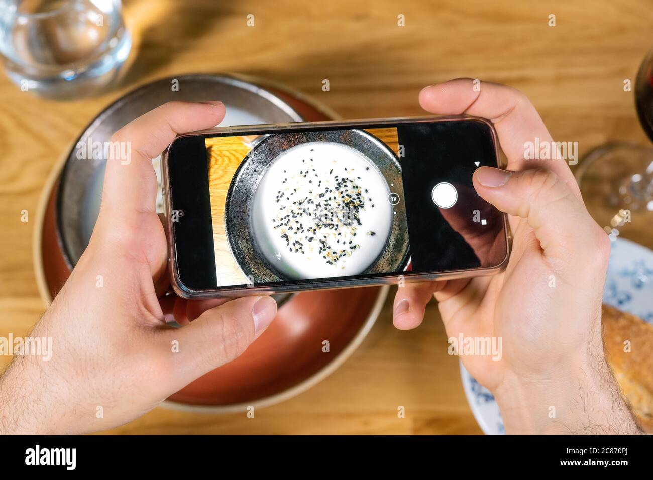 Man phone picture food hi-res stock photography and images - Alamy