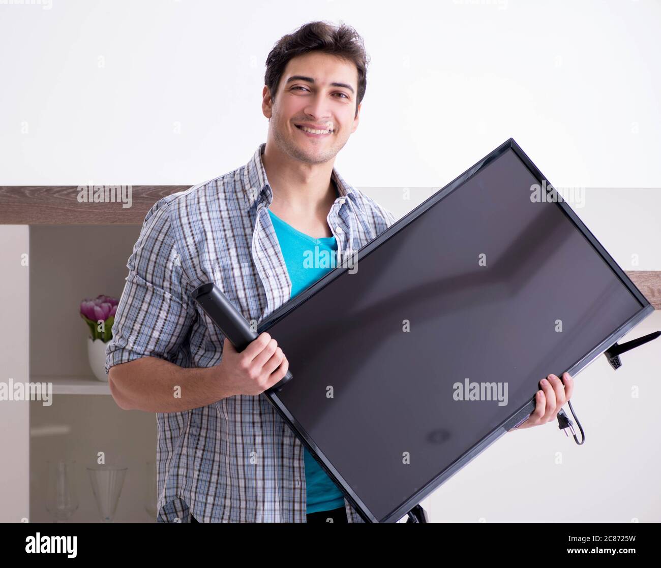 Fixing broken tv hi-res stock photography and images - Alamy