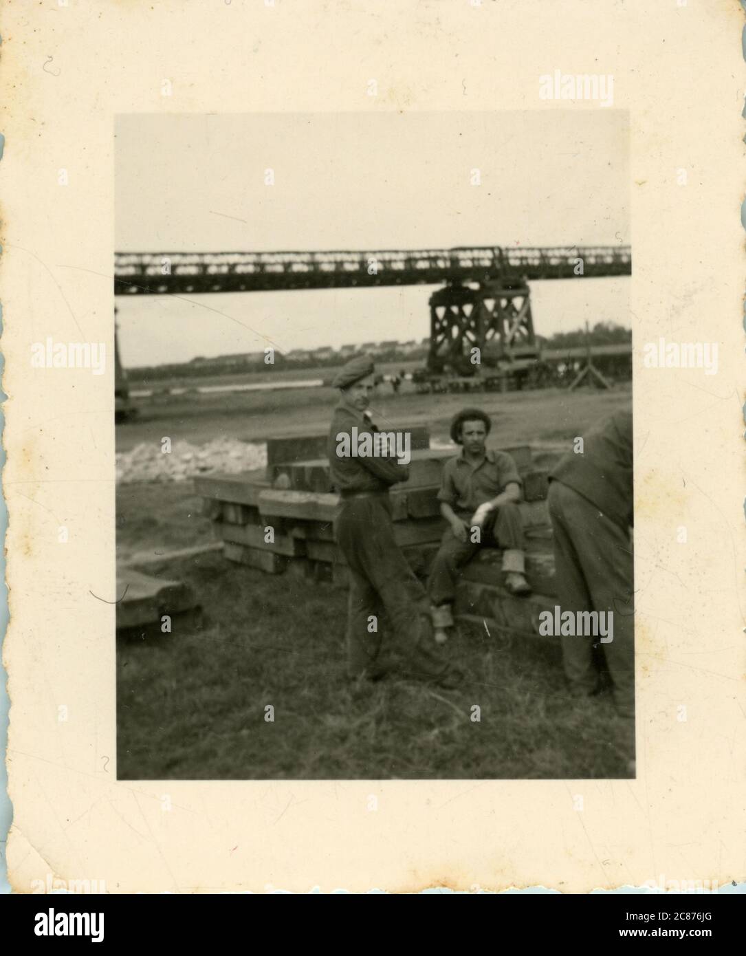 Soldiers constructing hi-res stock photography and images - Alamy