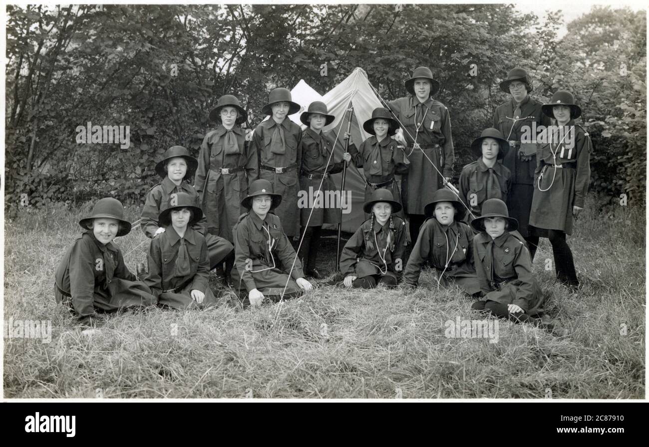 Woodland School, High Wycombe, Buckinghamshire - Girl Guide troupe ...