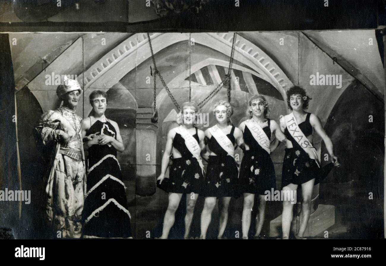 Ww2 entertainment ladies hi-res stock photography and images - Alamy