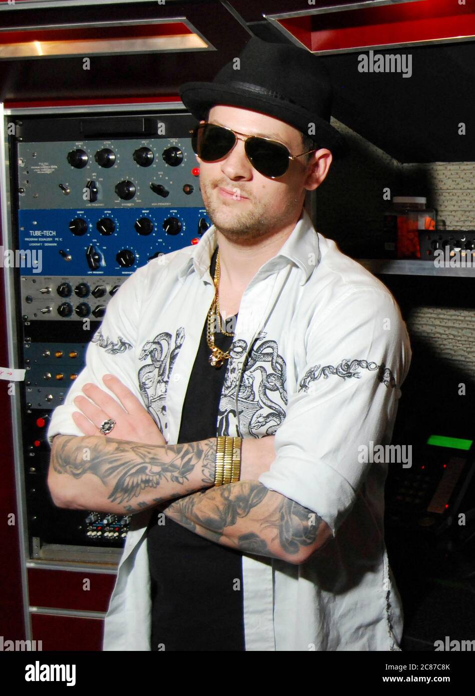 Joel madden singer hi-res stock photography and images - Alamy