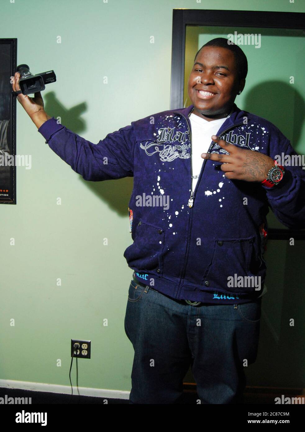 Singer Sean Kingston holding a video camera in a recording studio ...