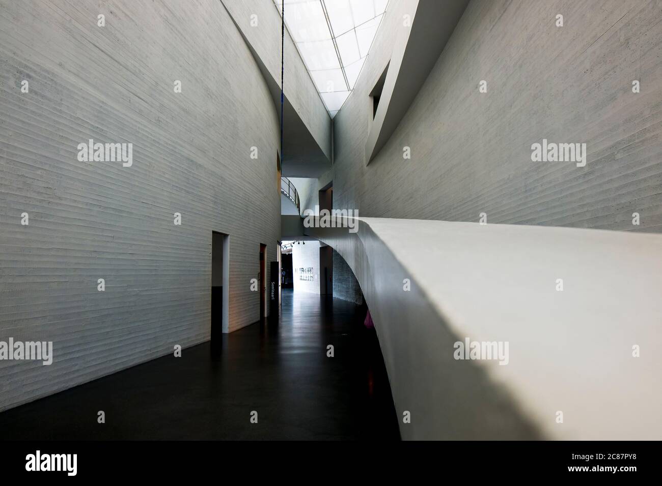 Concrete atrium interior hi-res stock photography and images - Alamy