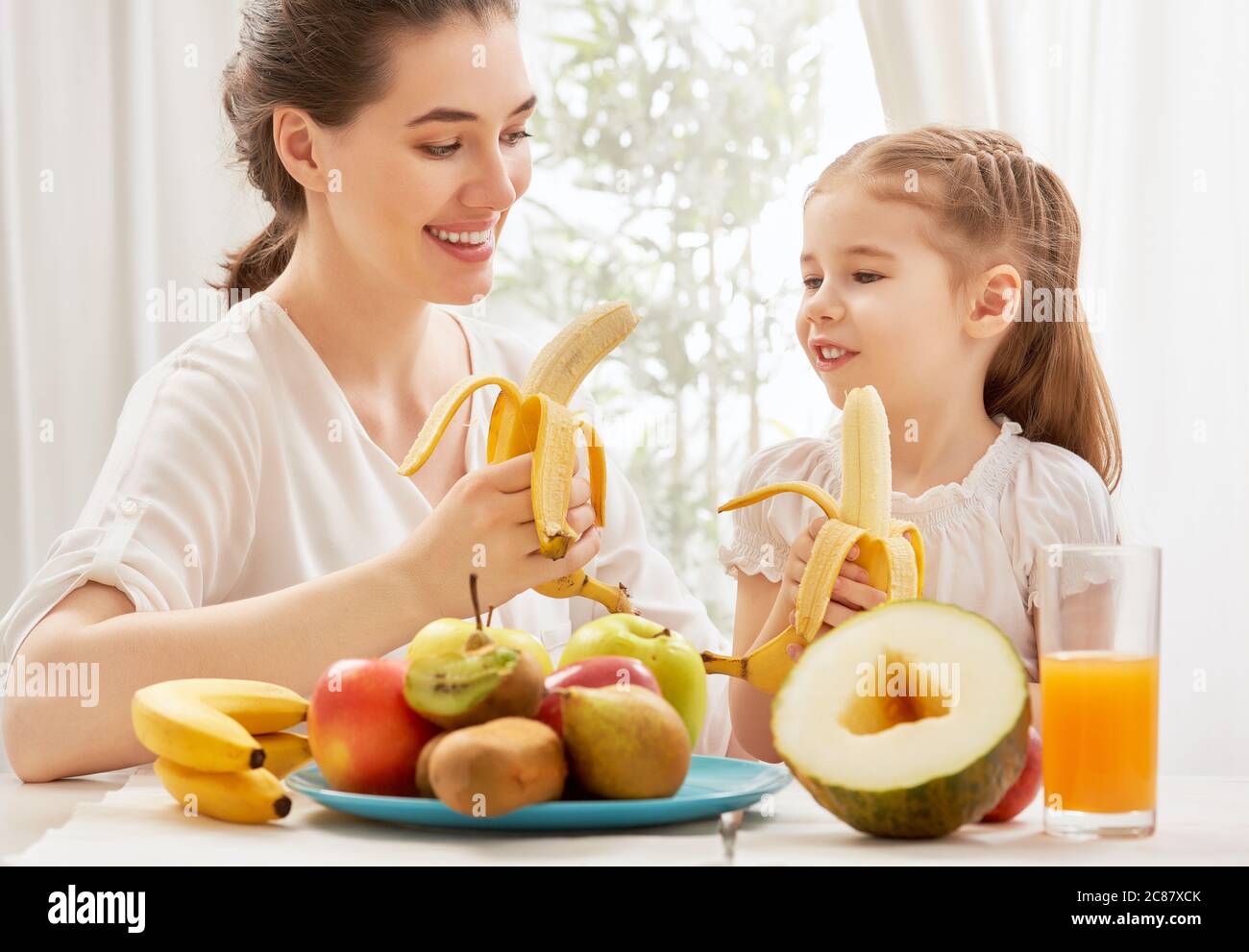 happy family eating fresh fruit Stock Photo - Alamy
