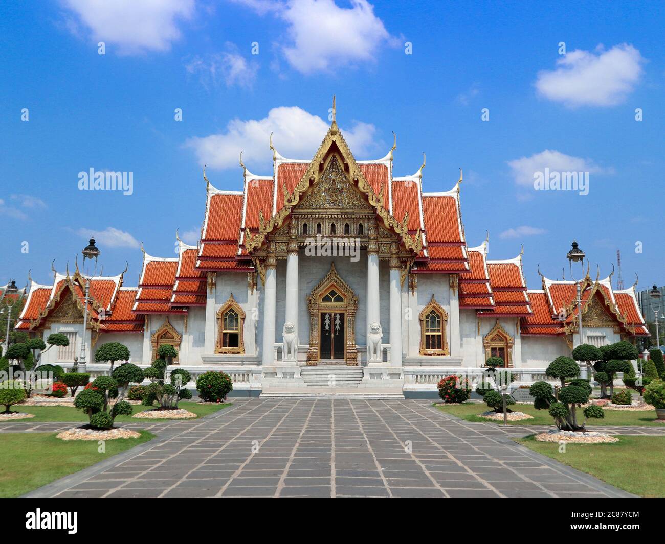 Wat Benchamabopit - White marble temple Stock Photo - Alamy