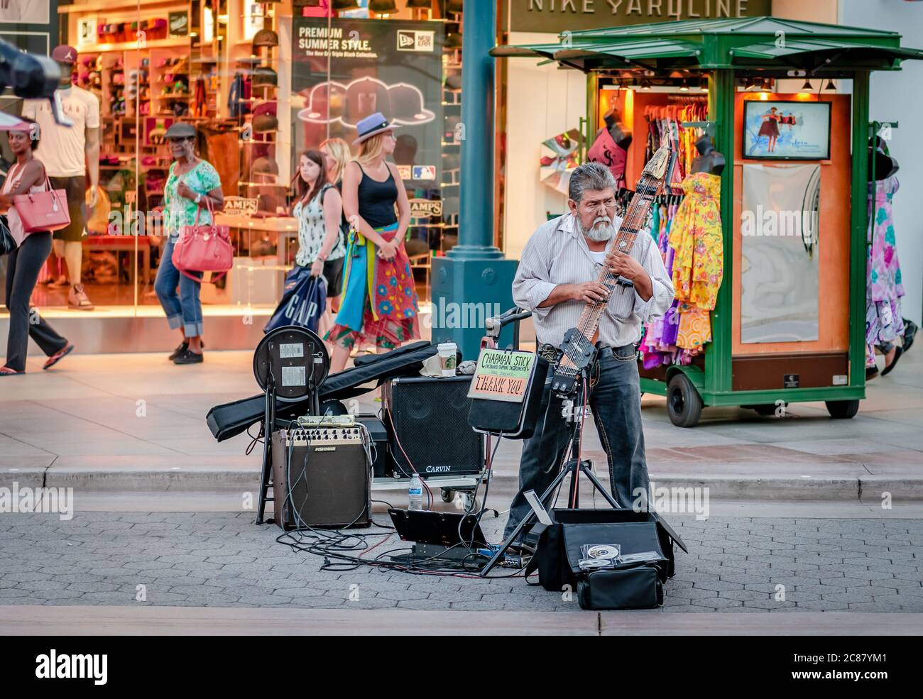 A street musician performing hi-res stock photography and images - Alamy