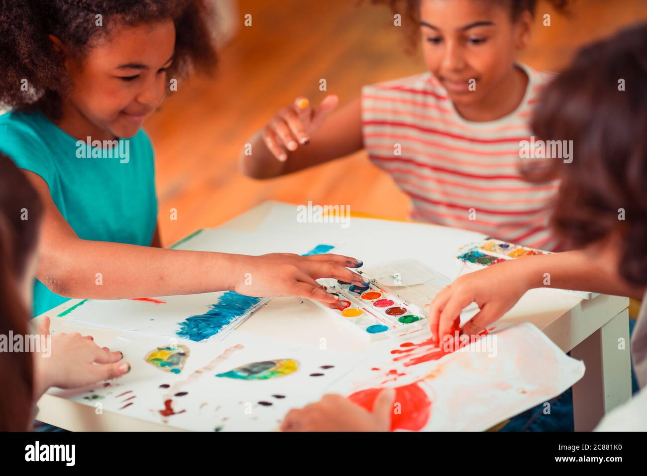 Kids painting class hi-res stock photography and images - Alamy